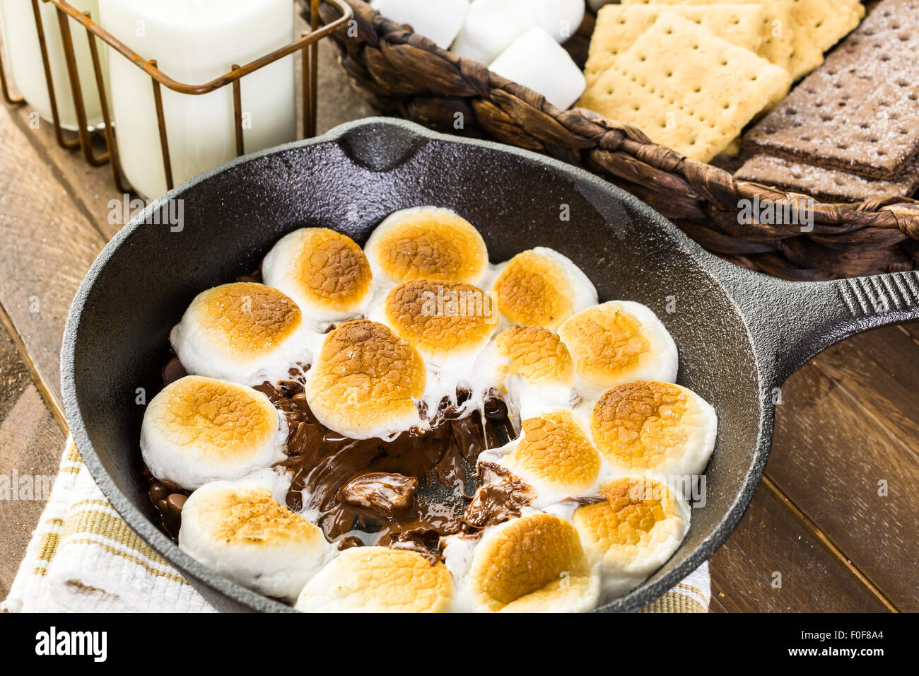Dip Smores préparé avec grosses guimauves dans la poêle en fonte Photo ...