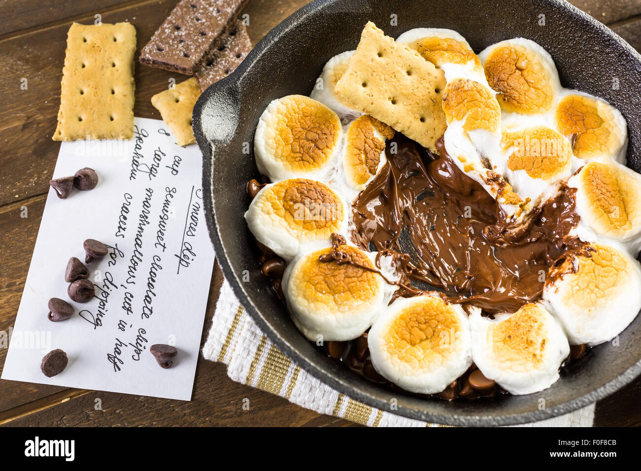 Dip Smores préparé avec grosses guimauves dans la poêle en fonte Photo ...