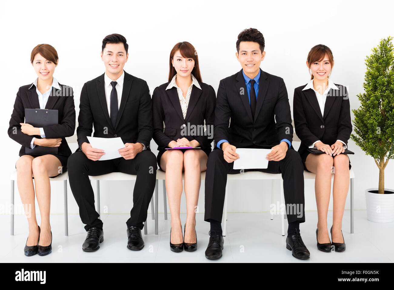 Personnes assises sur des chaises Banque de photographies et d’images à ...