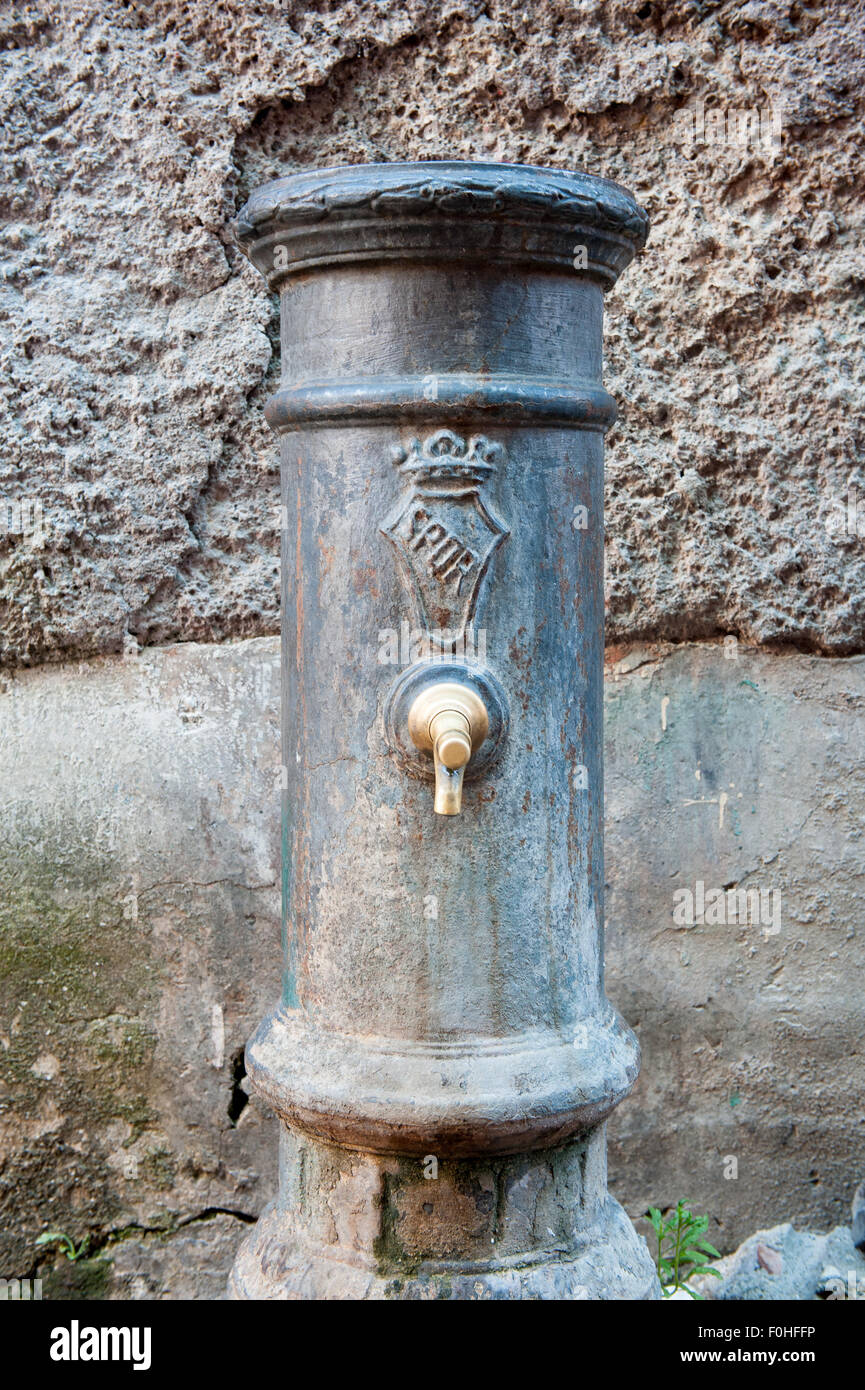 Ancien fontaine romaine typique pour l'eau potable avec SPQR sign Photo ...