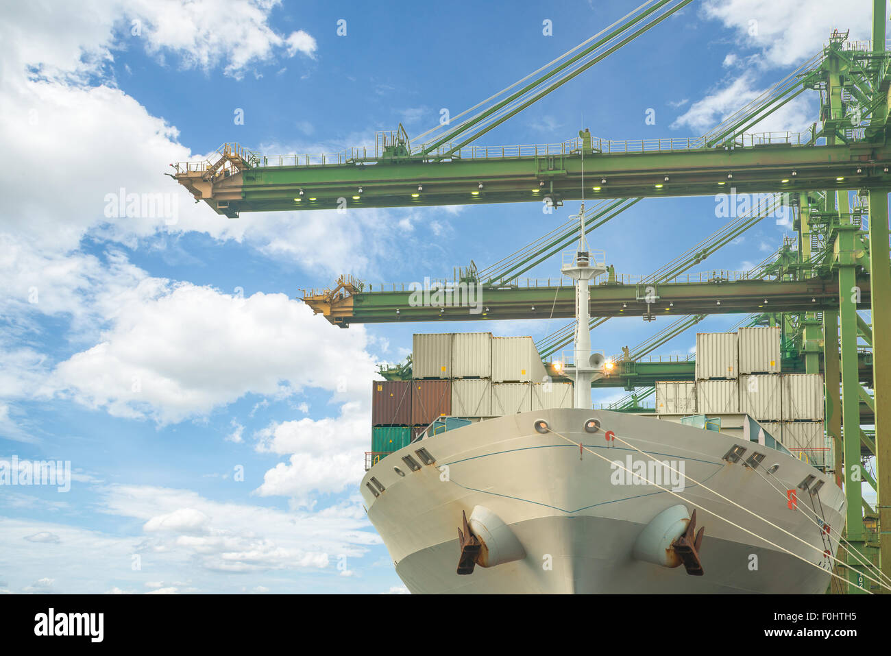 Porte conteneur bateau camion Banque de photographies et d’images à haute résolution - Alamy