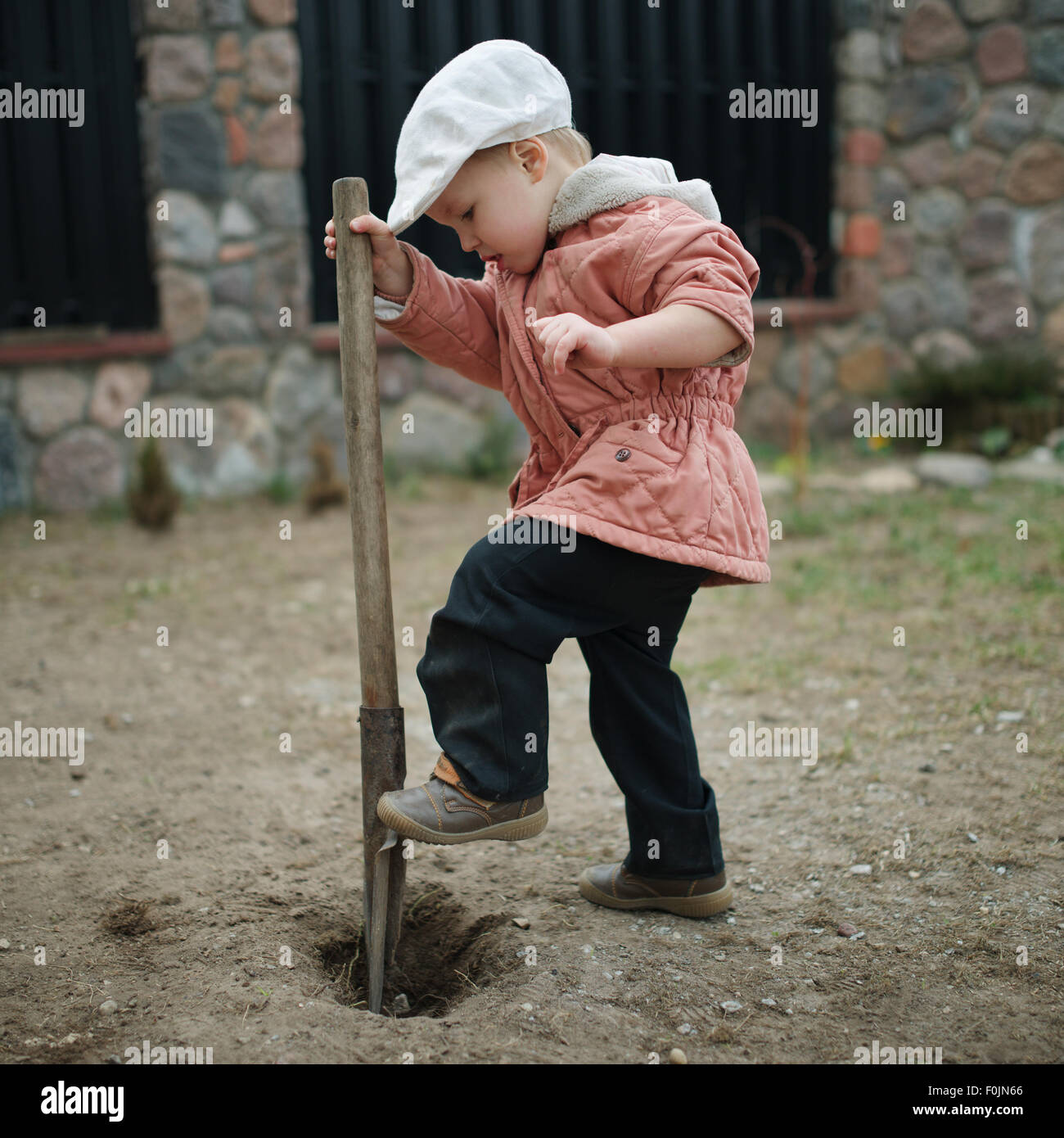 Enfants creusant Banque de photographies et d’images à haute résolution ...