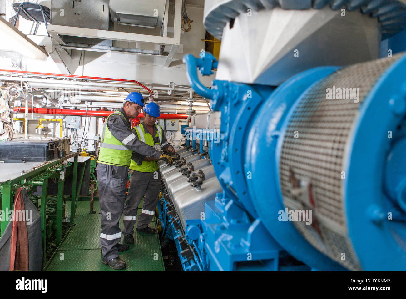 Travail de l'équipage en salle des machines à bord d'un navire Photo ...
