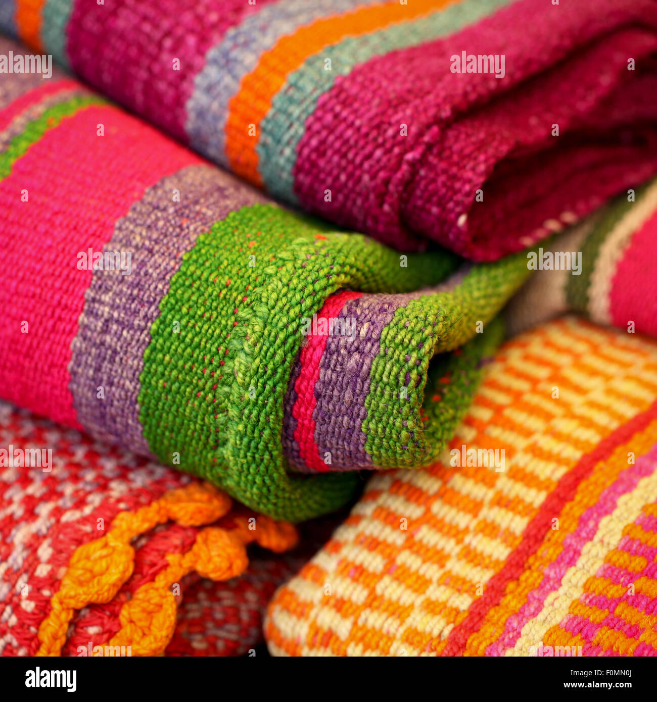 Des tissus traditionnels à un marché péruvien Photo Stock - Alamy