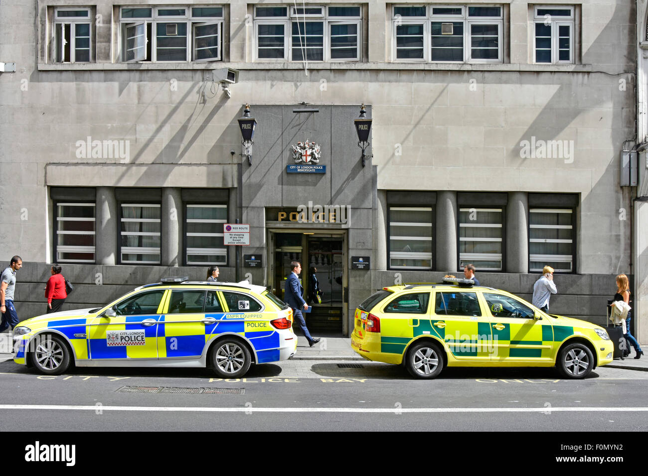Station de police dans le Royaume-Uni et l'entrée dans la ville de ...