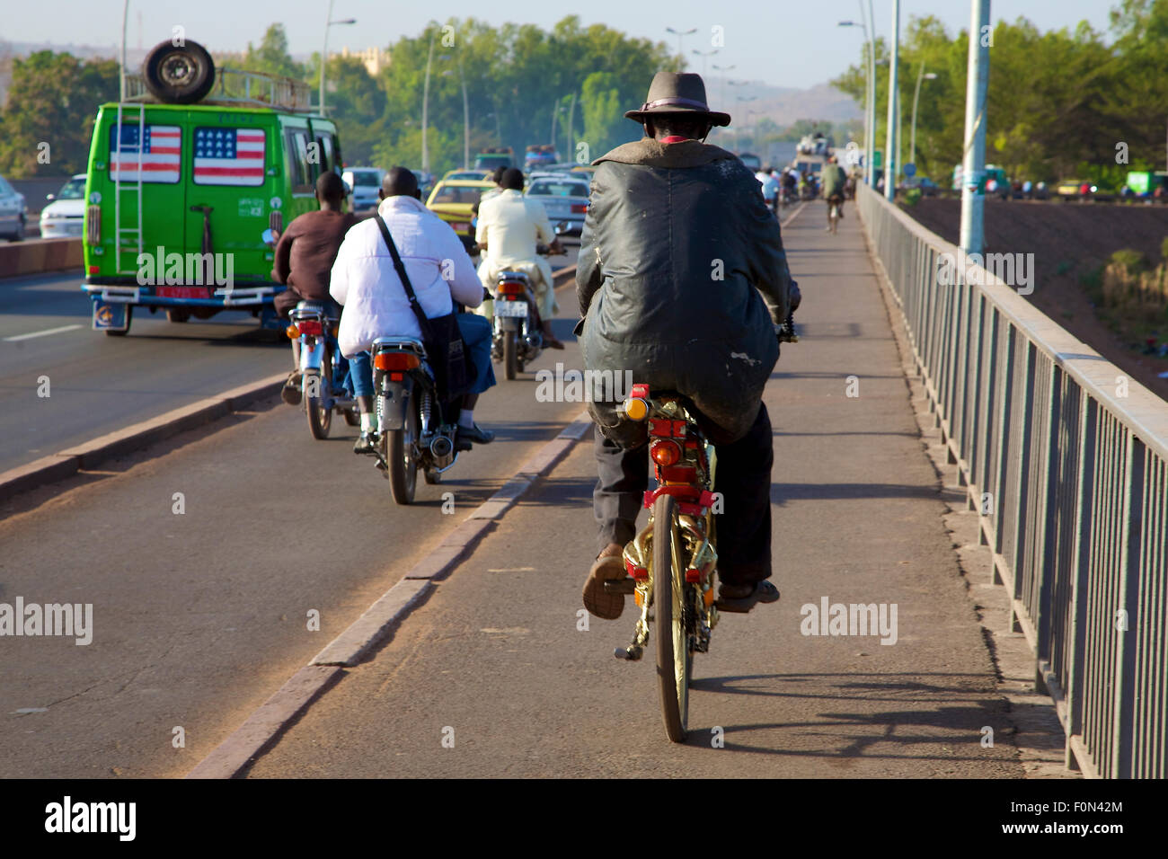 Mali car people bridge Banque de photographies et d’images à haute ...