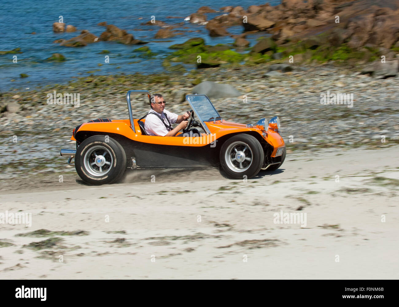 Buggy de plage sur une plage de sable. VW Coccinelle voiture buggy base ...