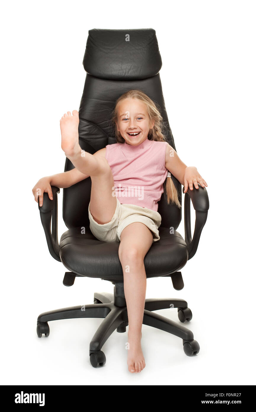 Petite fille assise sur une chaise Banque d'images détourées - Alamy