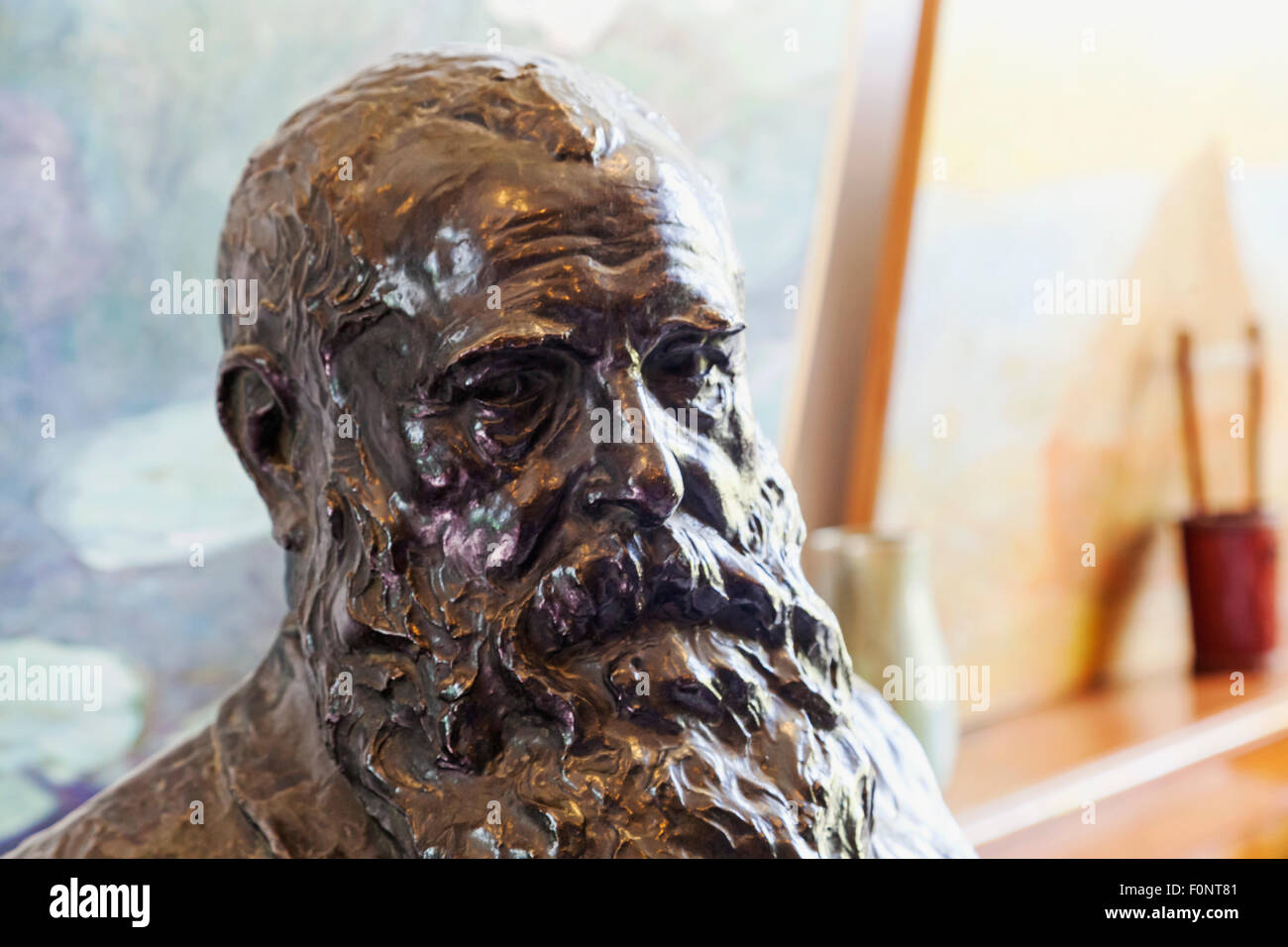 France, Normandie, Giverny, Monet, Monet's House, buste de Monet par ...