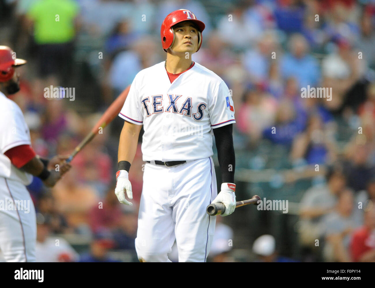 AUG 18, 2015 : Texas Rangers fielder Shin-Soo Choo droit # 17 lors d'un ...