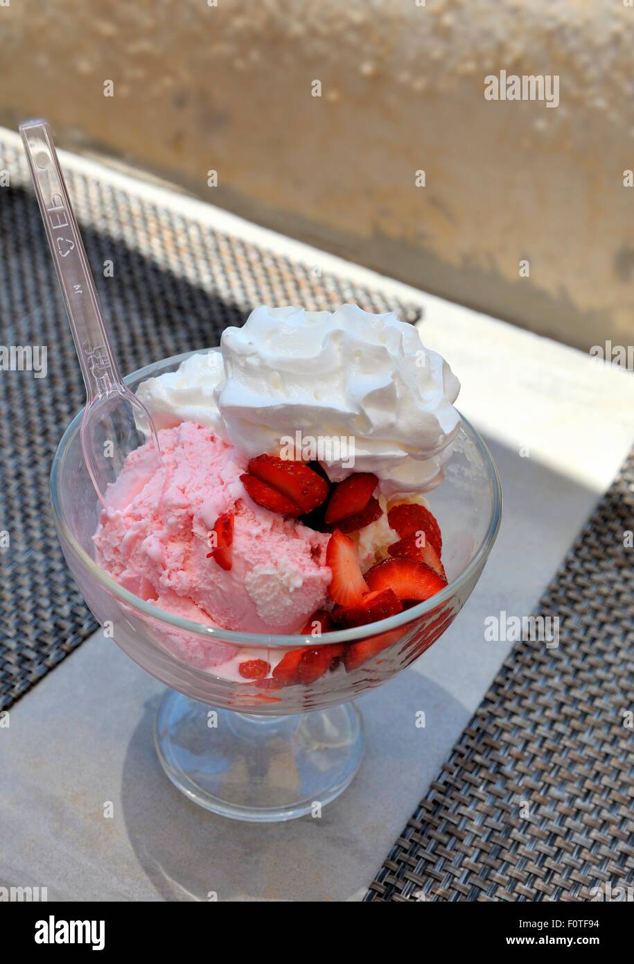 Fraises et glace Banque de photographies et d’images à haute résolution ...