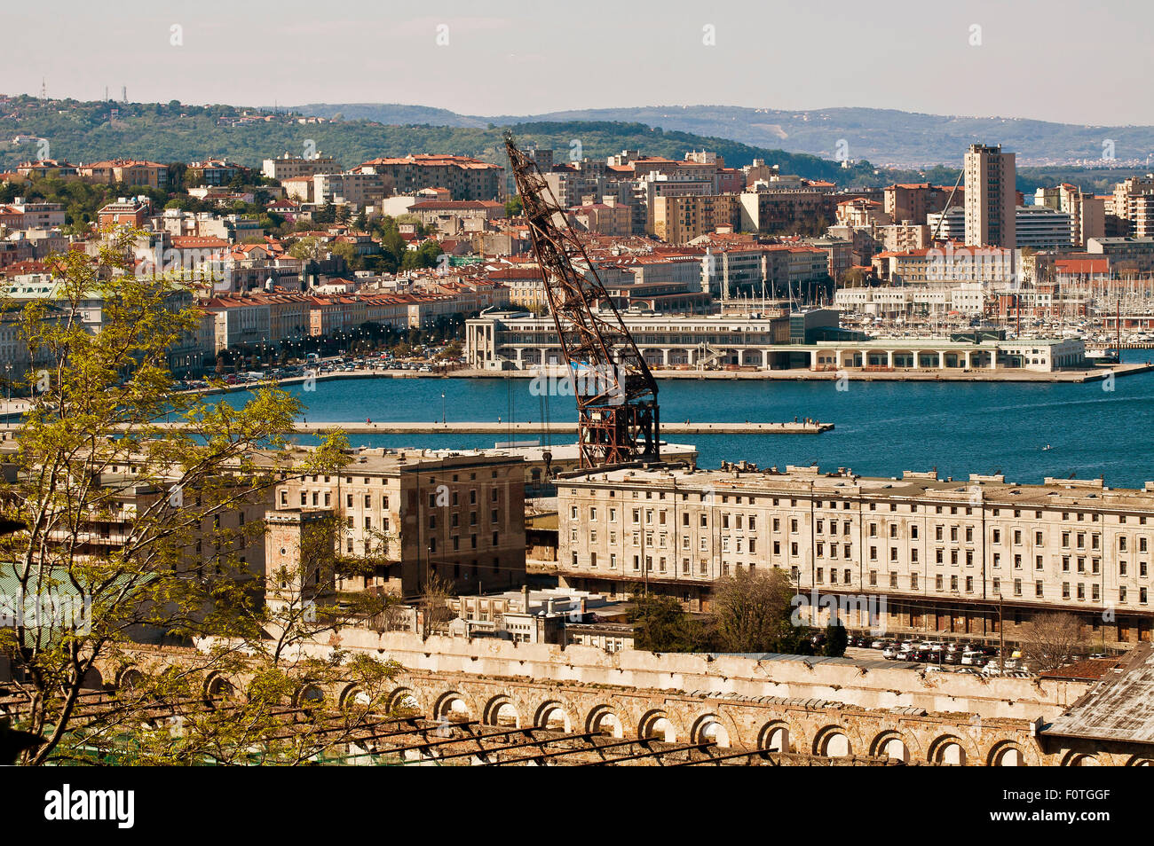 Trieste, Italie - Vue panoramique du port, quais, grue historique, et ...