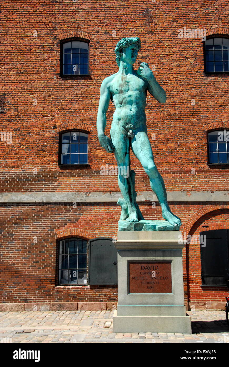 La réplique en bronze statue de David de Michel-Ange à Copenhague ...