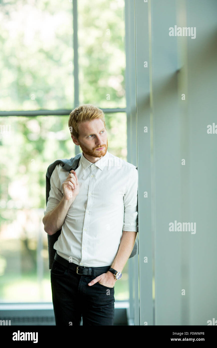 Jeune mannequin au cheveux rouge homme Banque de photographies et d ...