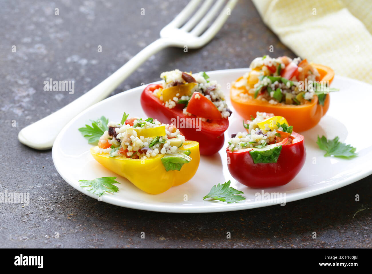 Snack-Salade de poivrons farcis au couscous aux légumes Photo Stock - Alamy