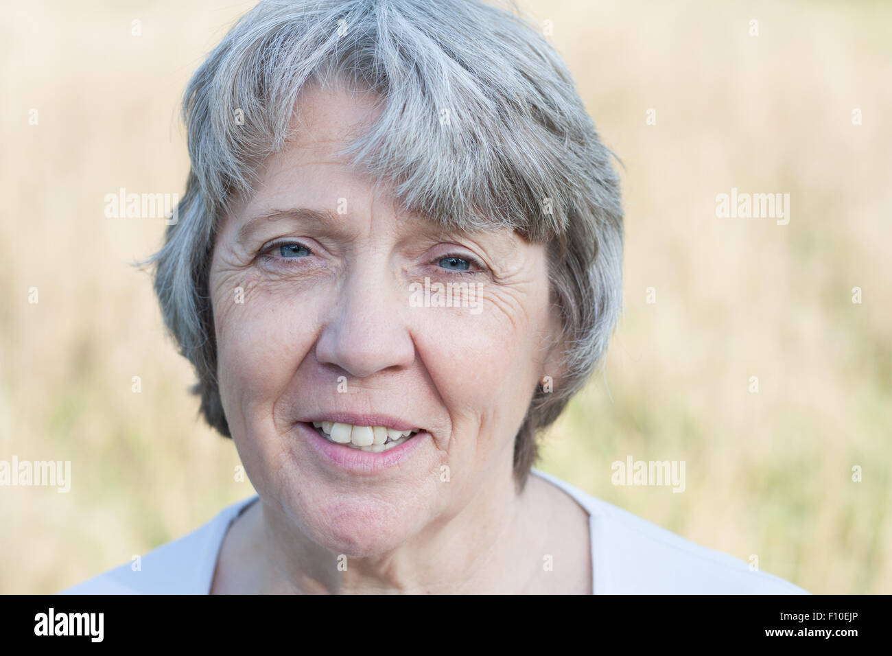 Old granny Banque de photographies et d’images à haute résolution - Alamy