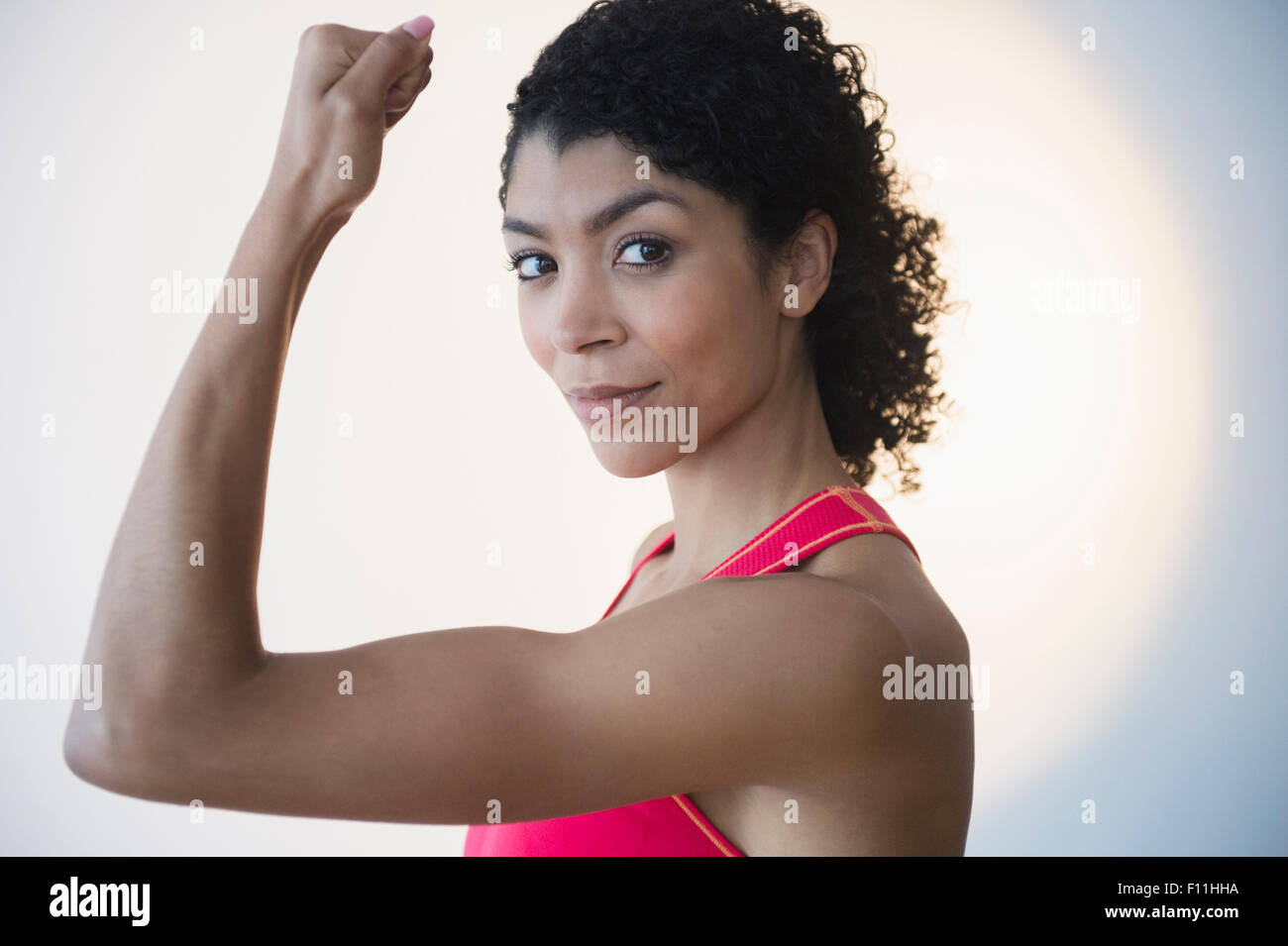 Female flexing bicep muscle Banque de photographies et d’images à haute ...