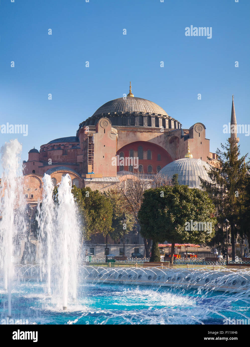 La magnifique basilique Sainte-Sophie et de la fontaine à Istanbul ...