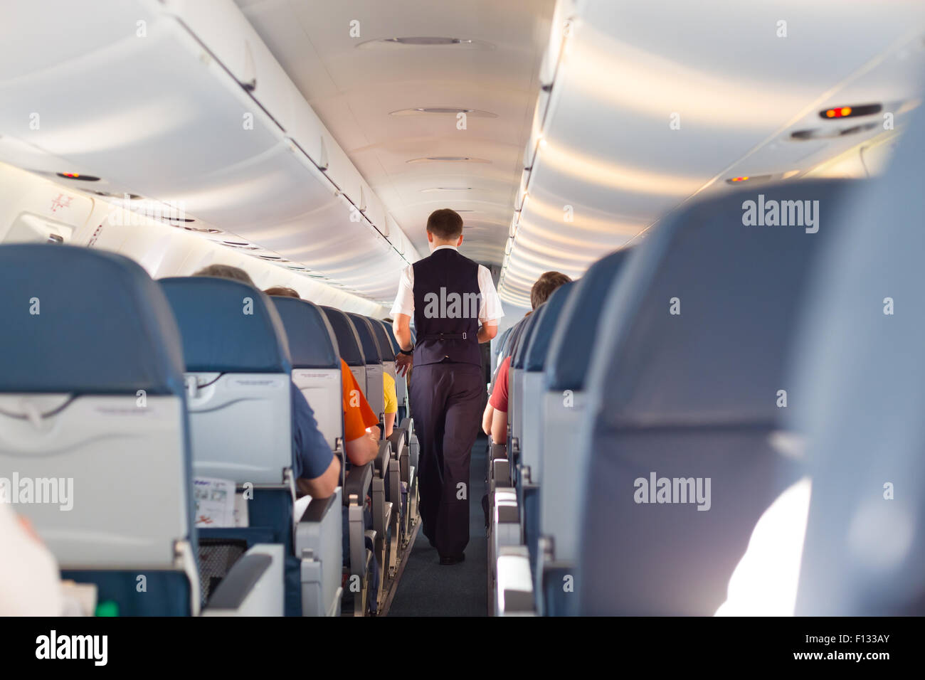 Steward on airplane Banque de photographies et d’images à haute ...