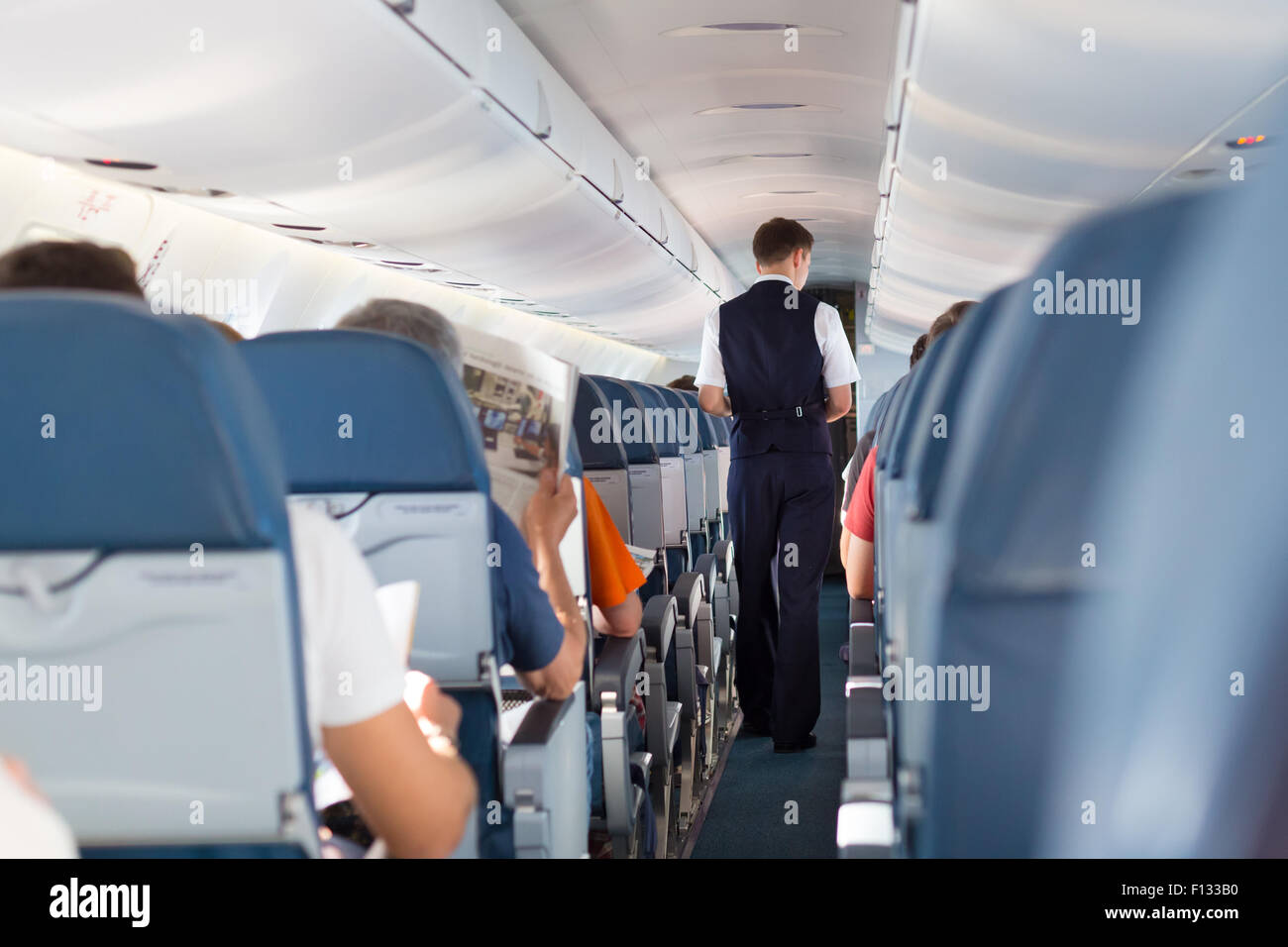Steward on airplane Banque de photographies et d’images à haute ...