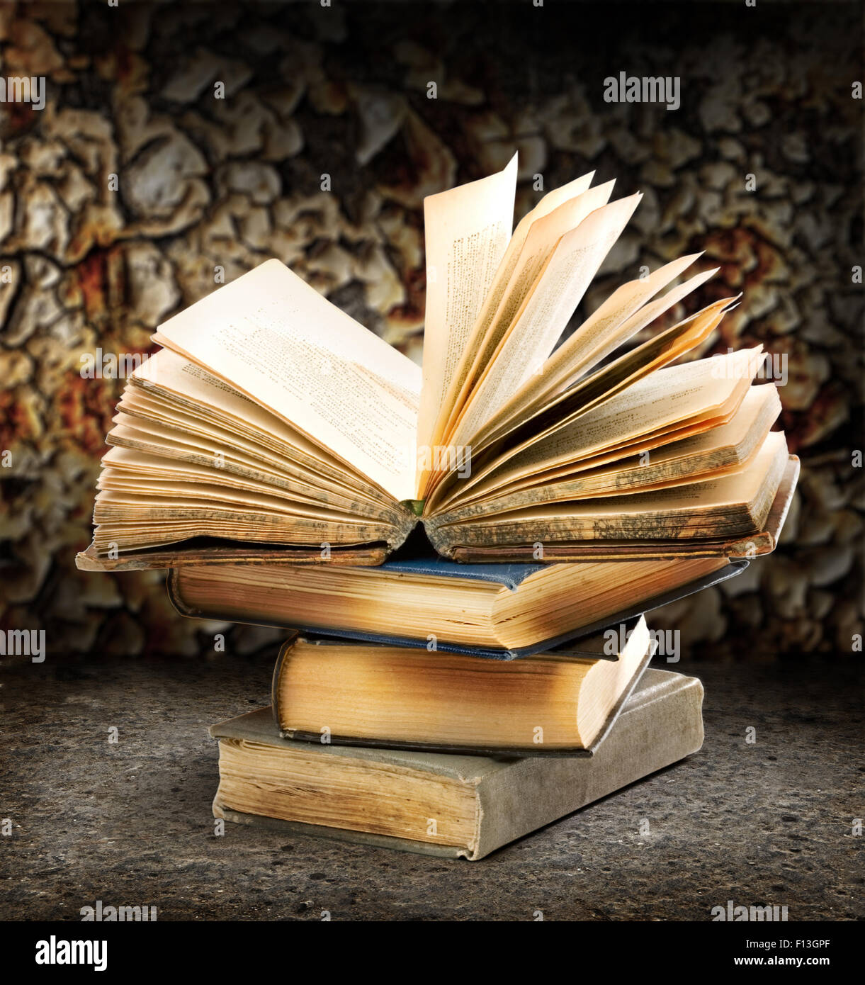 Livres anciens Banque de photographies et d’images à haute résolution ...