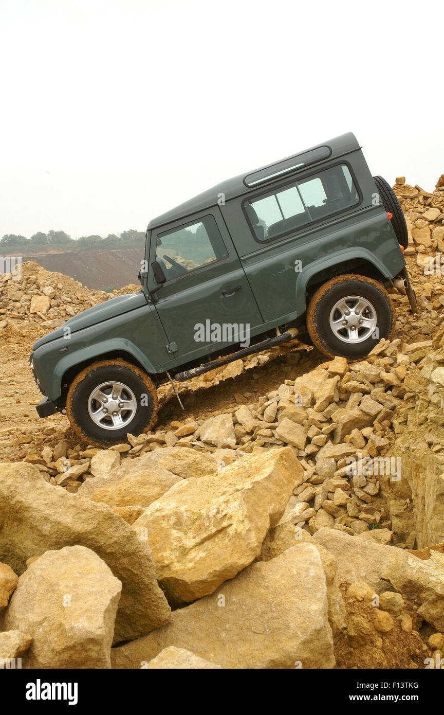 Land rover defender 90 Banque de photographies et d’images à haute ...
