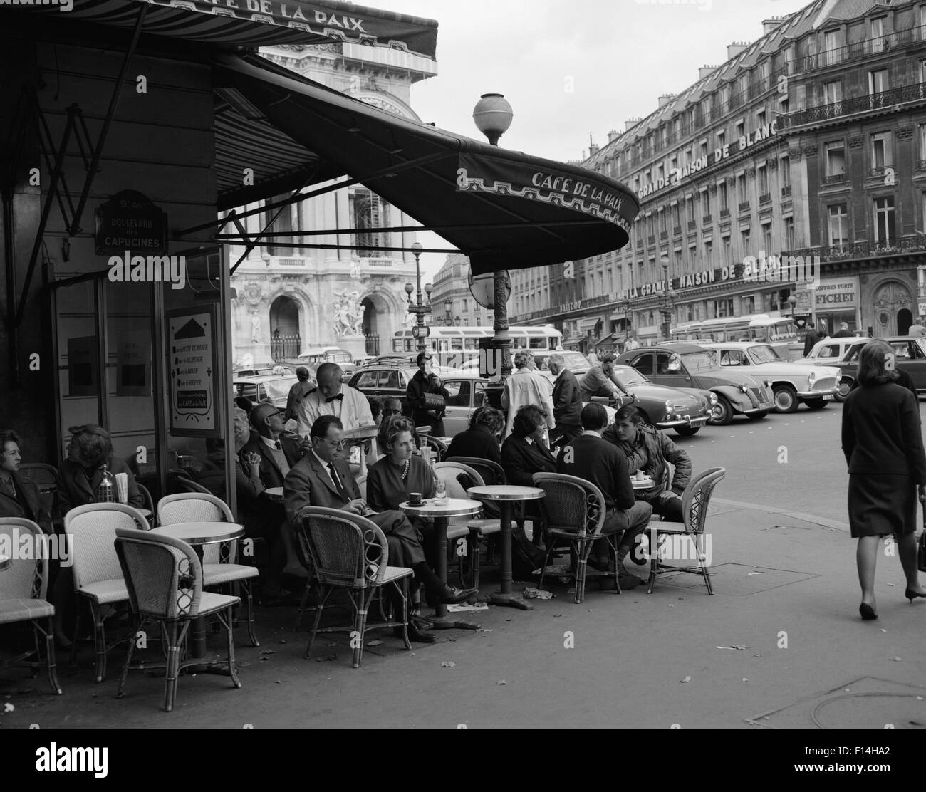 1960 CLIENTS AU CAFÉ DE LA PAIX CAFÉ-COIN DE L'OPÉRA DE PARIS EN ...