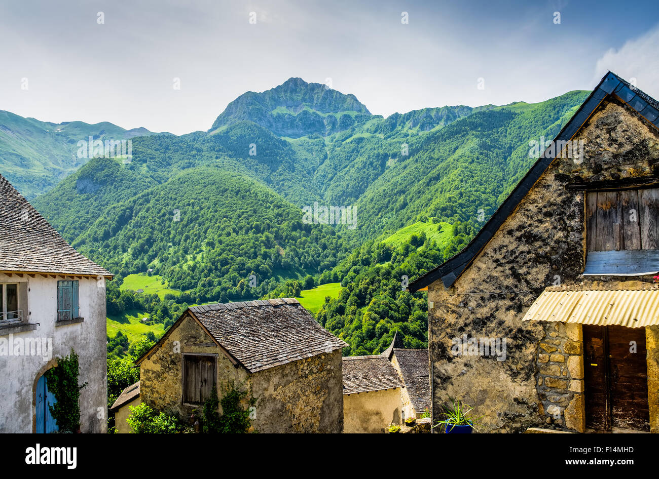The village aydius en ete Banque de photographies et d’images à haute ...