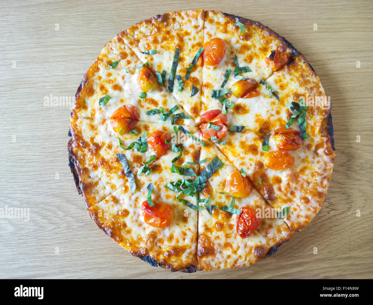 Pizza sur la table Banque de photographies et d’images à haute ...