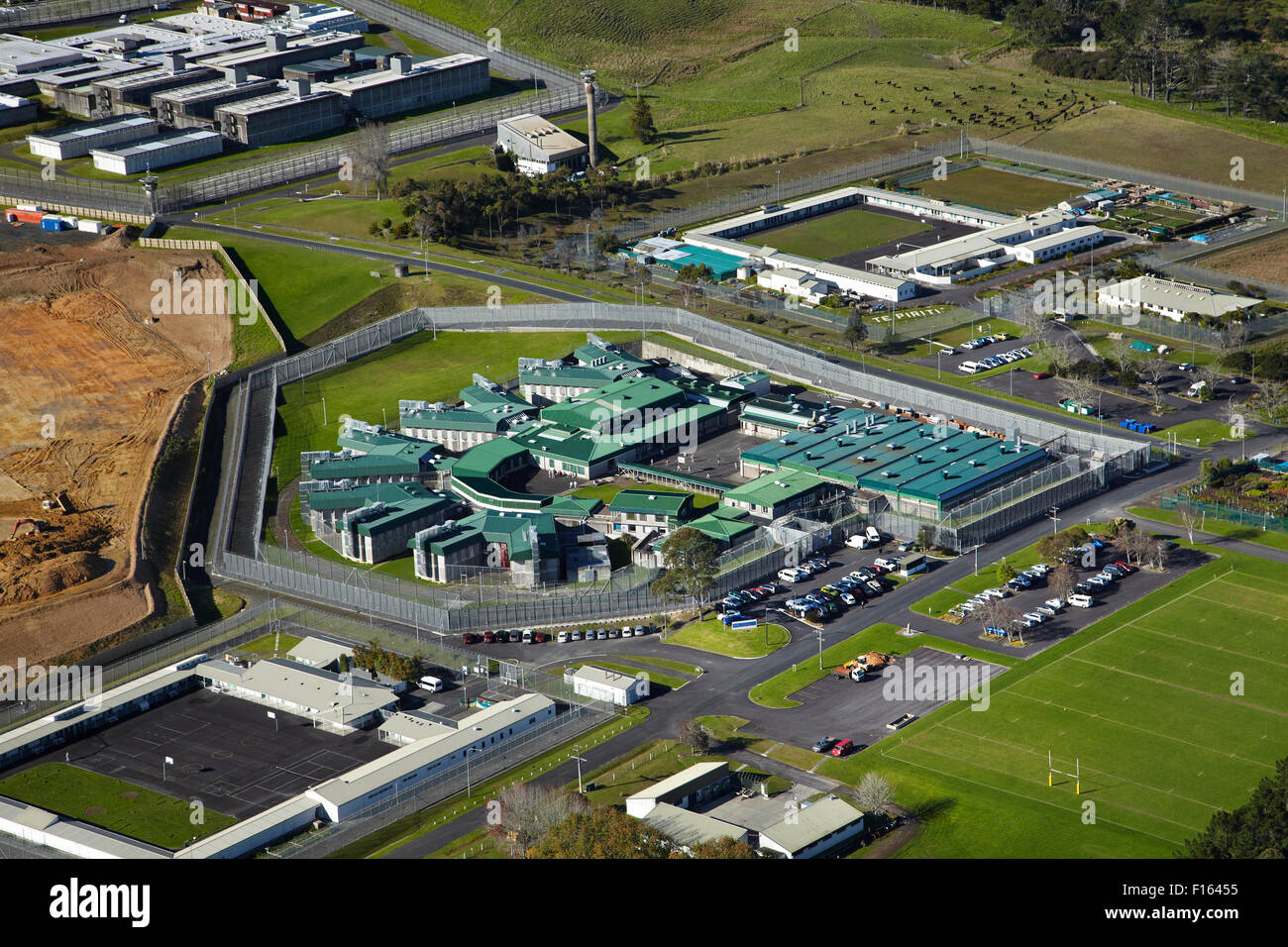 La prison d'Auckland (Paremoremo Prison), Auckland, île du Nord ...
