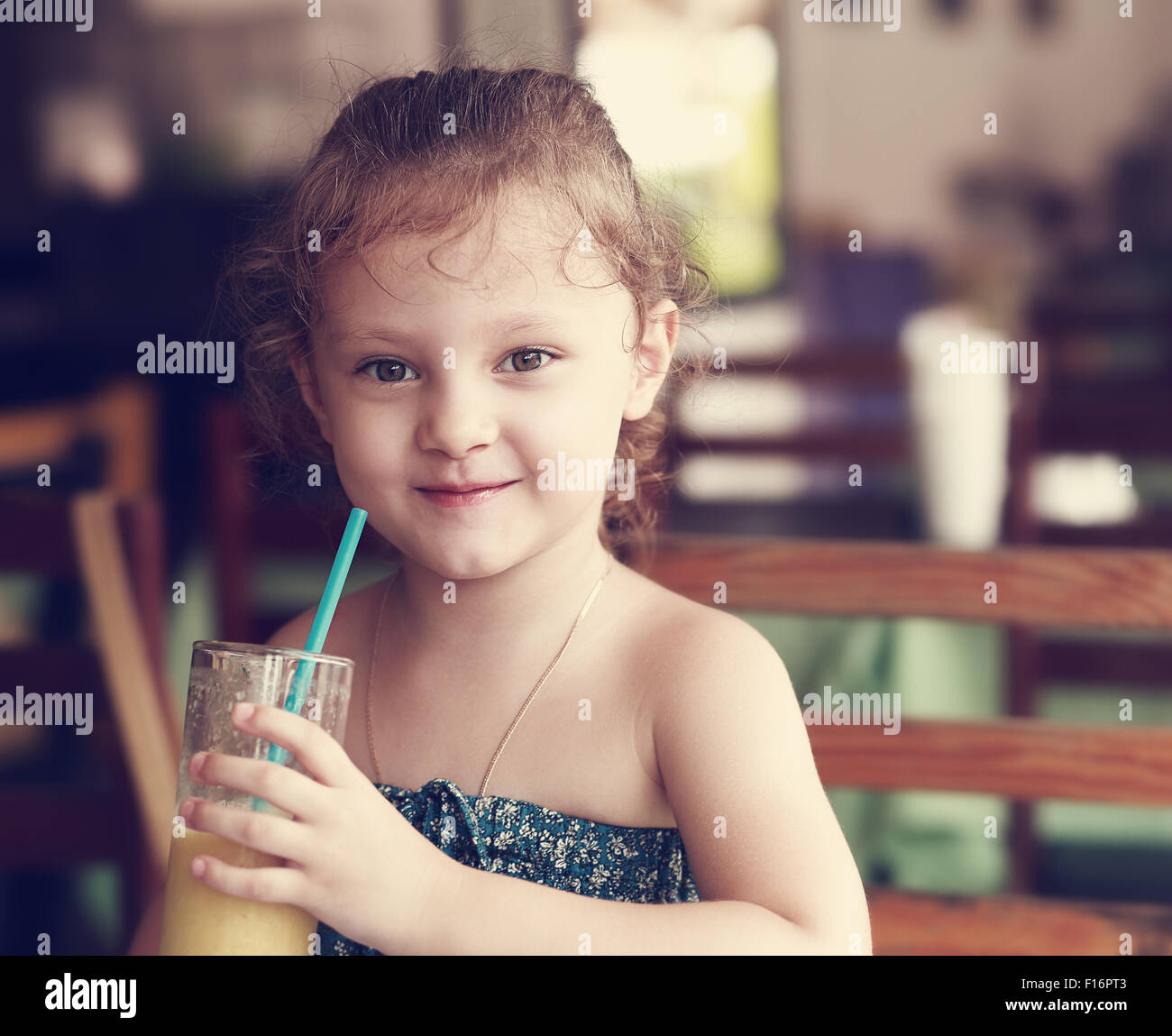 Happy smiling kid girl drinking jus frais à partir du verre dans le ...