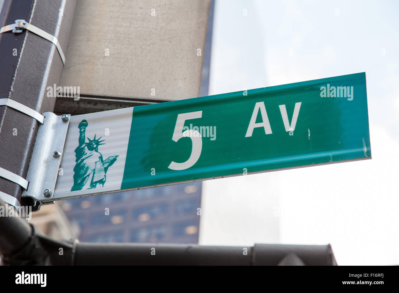 Fifth ave new york street sign Banque de photographies et d’images à ...