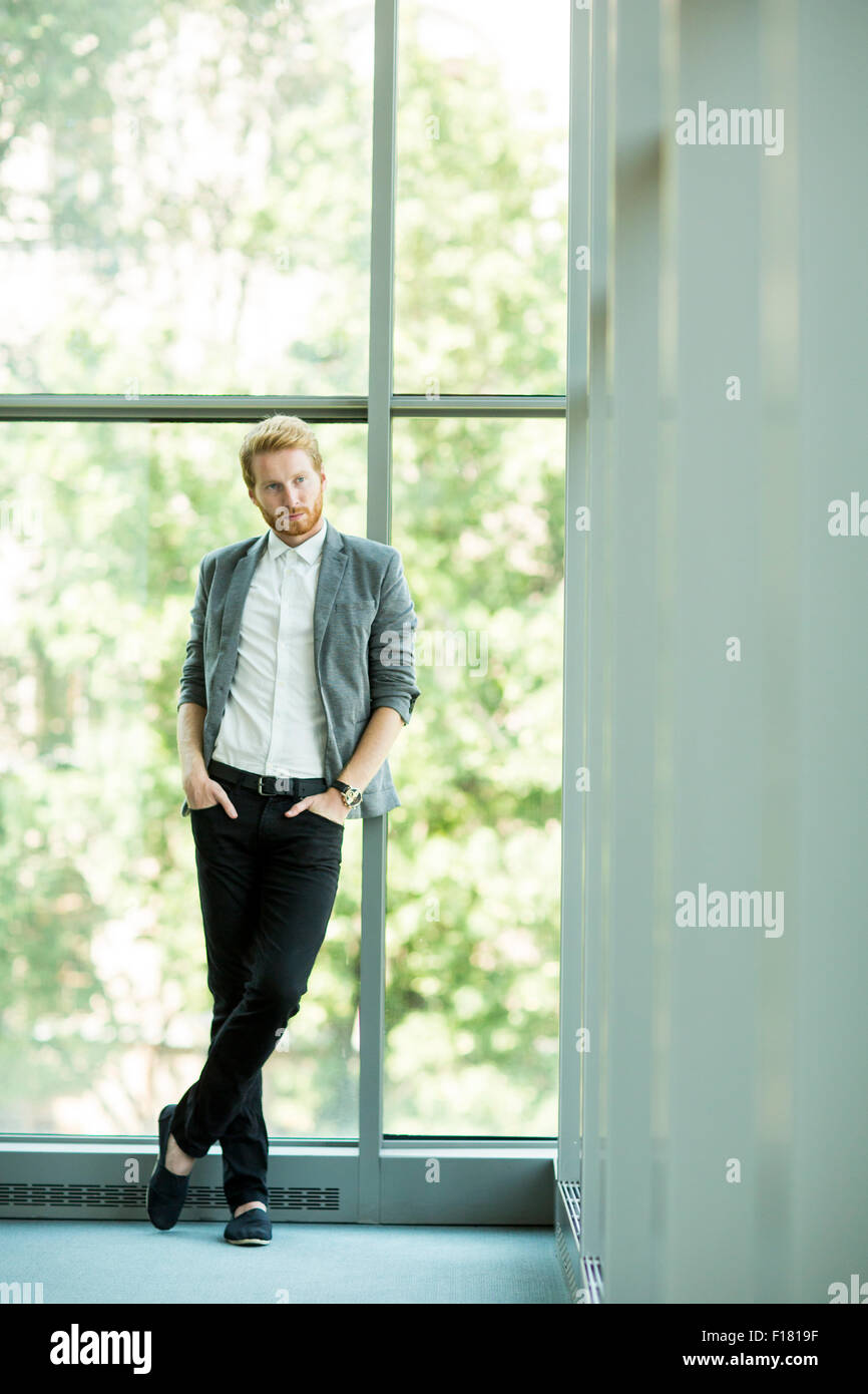 Jeune mannequin au cheveux rouge homme Banque de photographies et d ...