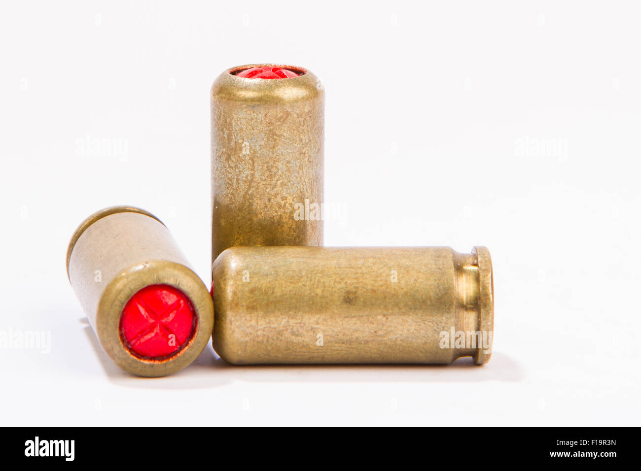 Un couple de balles sur un fond blanc de munitions de carabine rayée ...