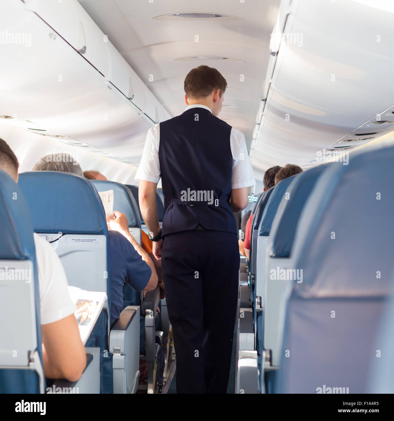 Steward on airplane Banque de photographies et d’images à haute ...