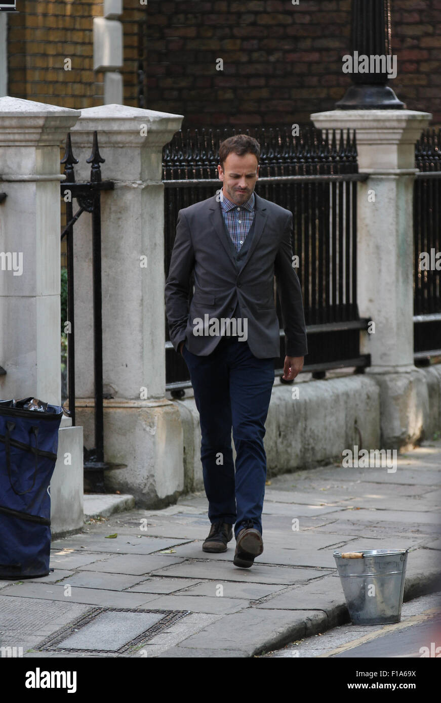 Lucy liu and jonny lee miller filming in london Banque de photographies et d’images à haute ...