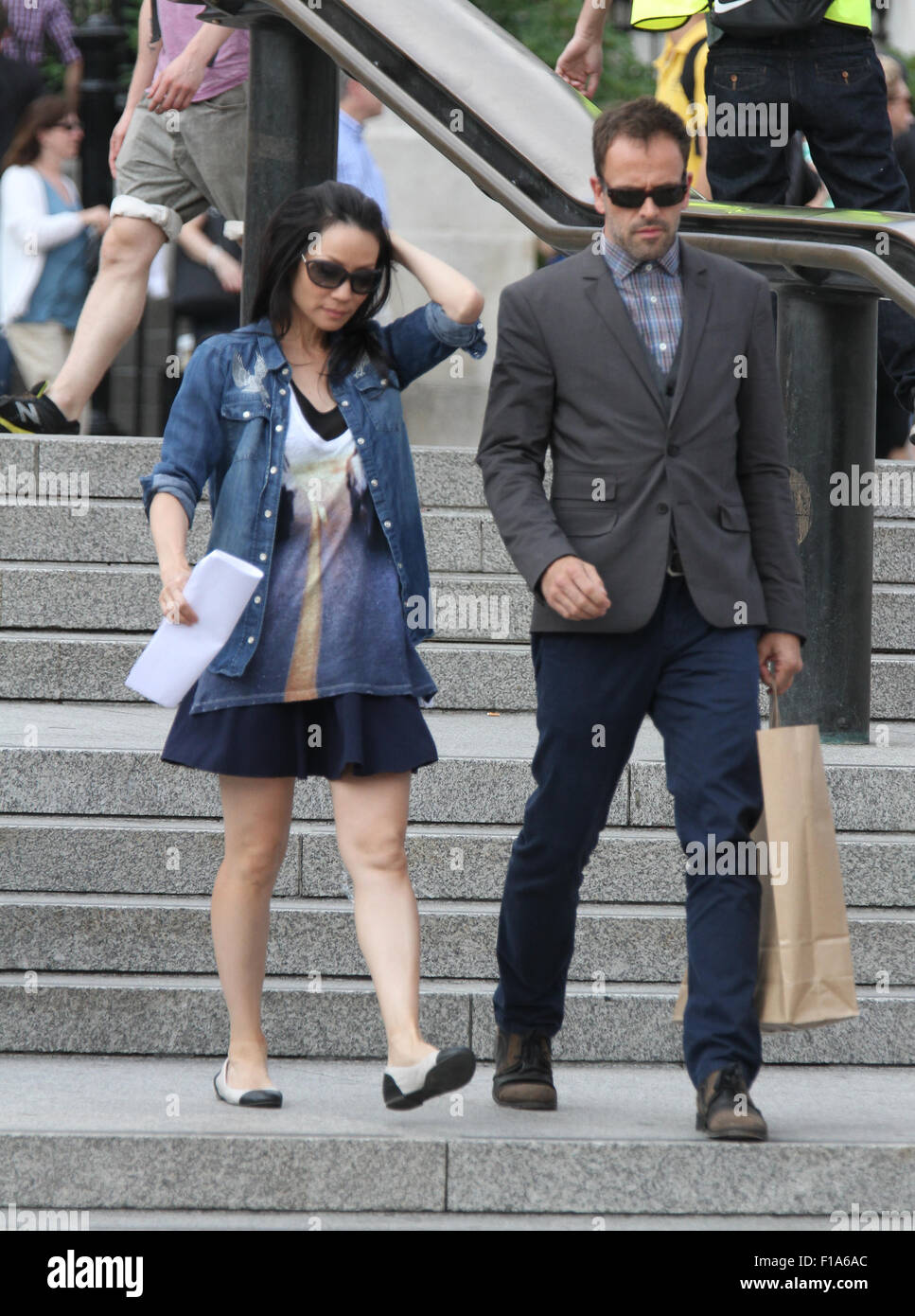 Lucy liu and jonny lee miller filming in london Banque de photographies et d’images à haute ...