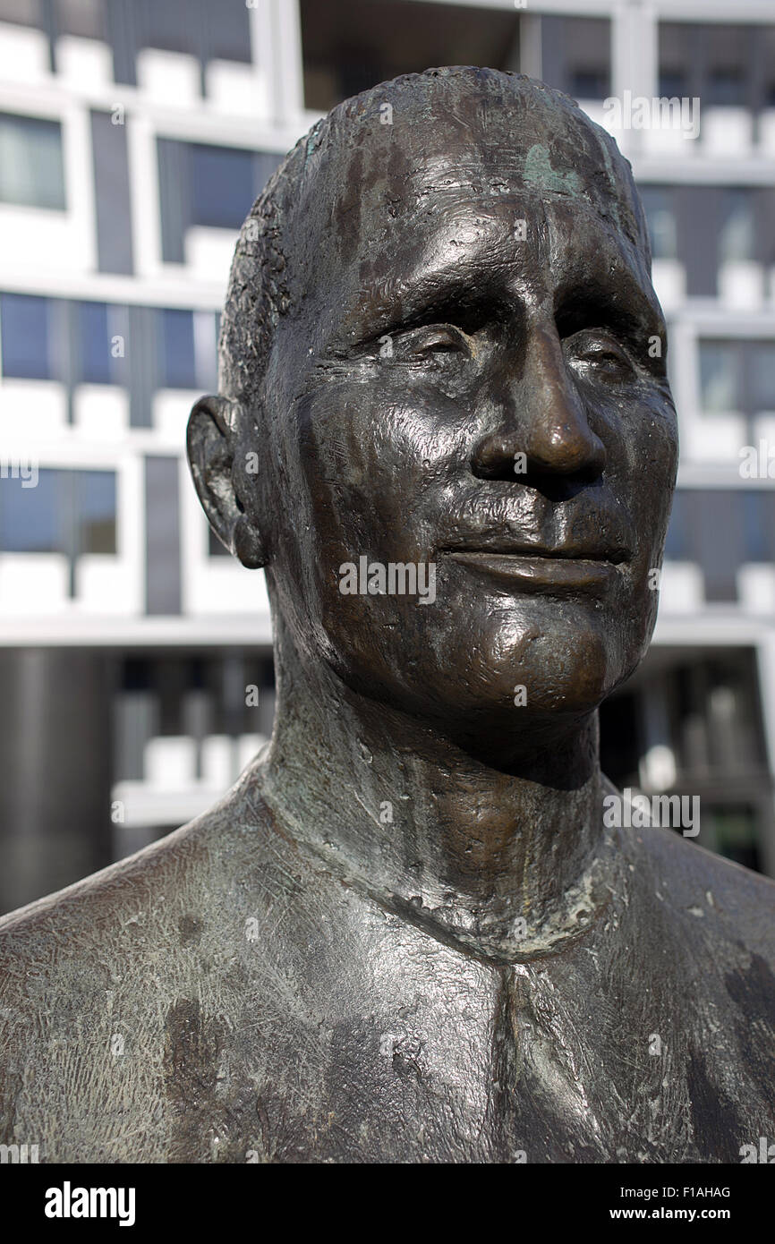 Bertolt brecht statue Banque de photographies et d’images à haute ...