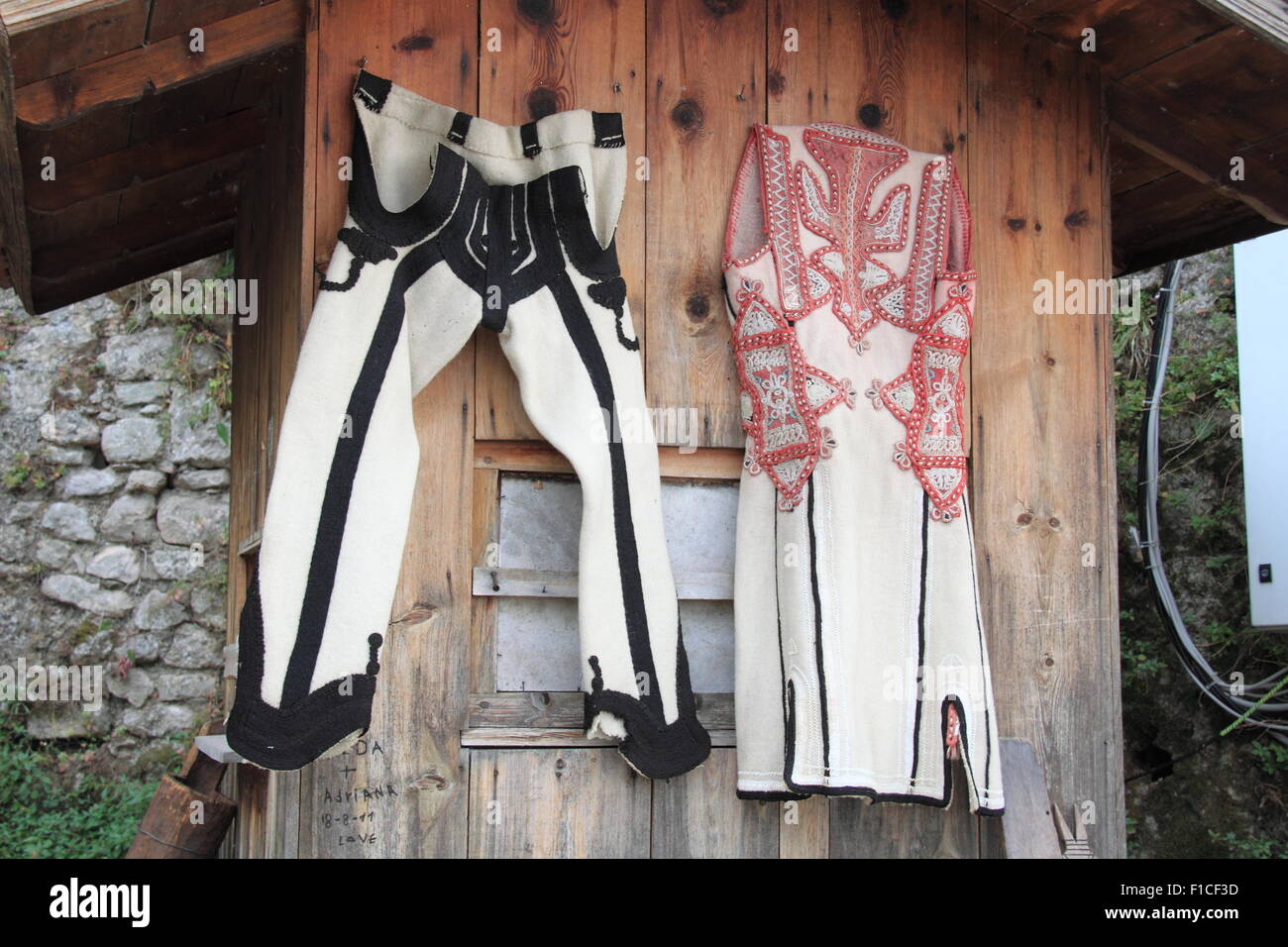 Les vêtements traditionnels dans le 'pouf' vieux bazar, restauré dans ...
