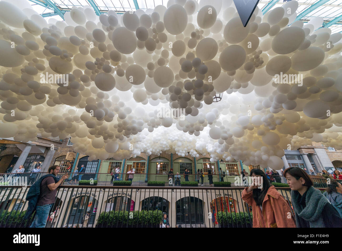 Artiste français Charles Pétillon présente sa première installation d ...