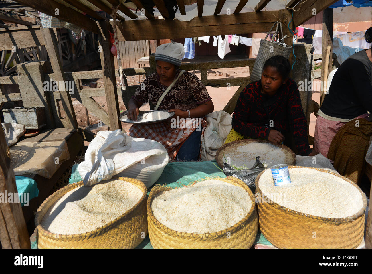 Riz malgache vendus dans le marché animé de Paris Photo Stock - Alamy