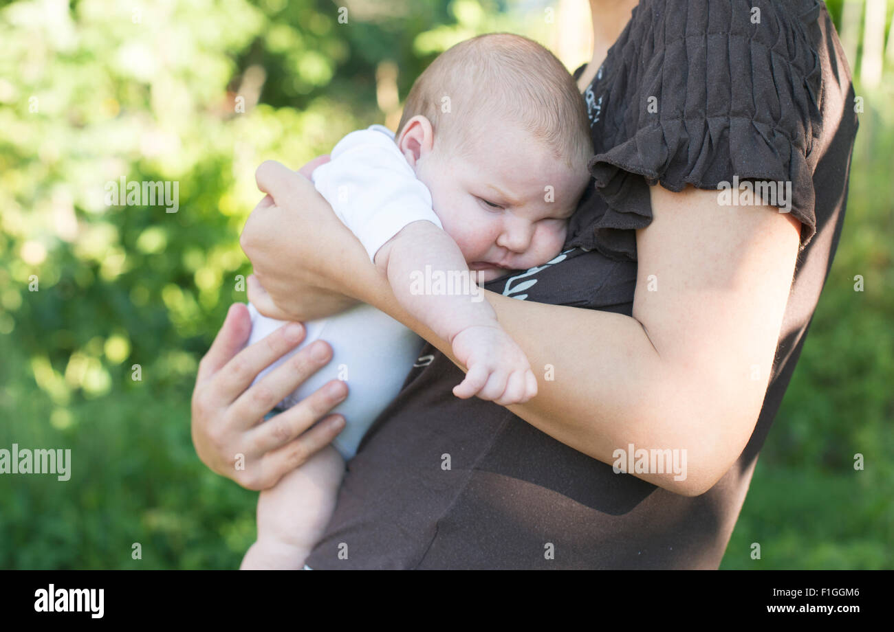 Mère et enfant dans les bras Banque de photographies et d’images à ...