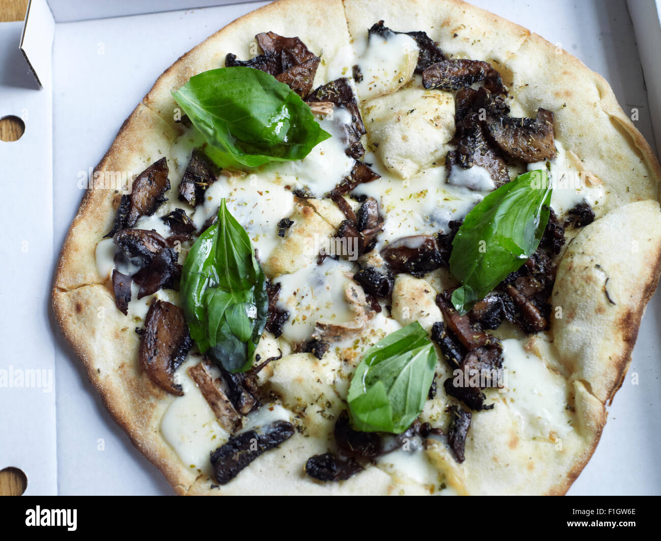 Un restaurant gastronomique, des pizzas traditionnelles dans une boîte ...