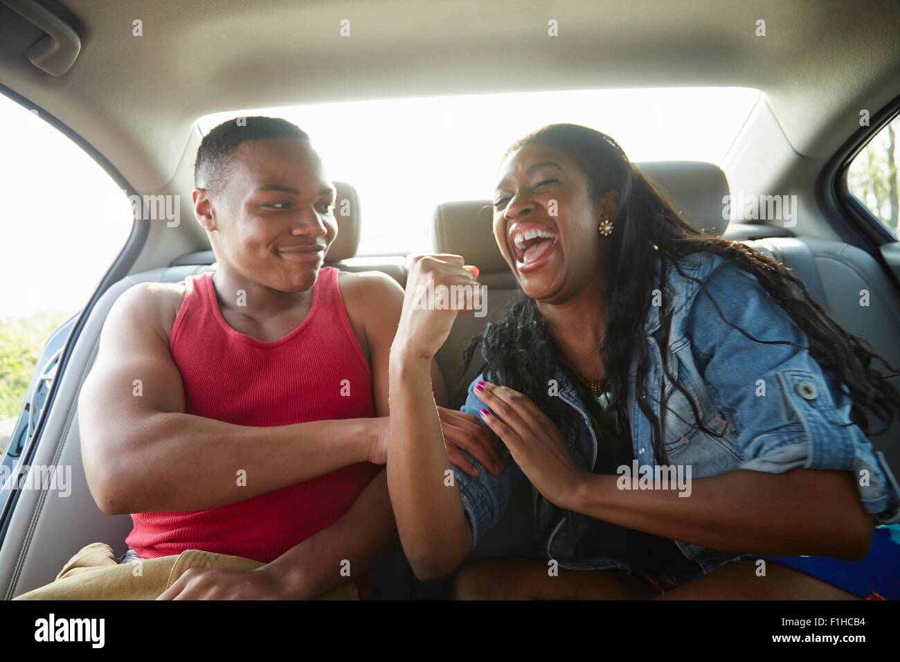 Couple flirting in car Banque de photographies et d’images à haute ...