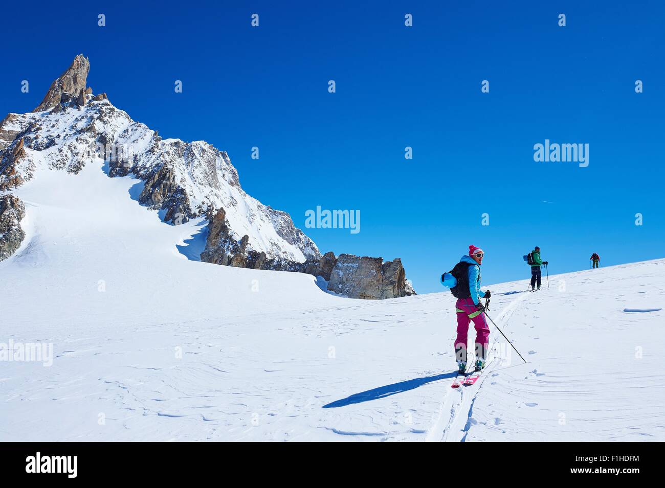 Trois skieurs adultes matures se déplacer vers le haut massif du Mont ...
