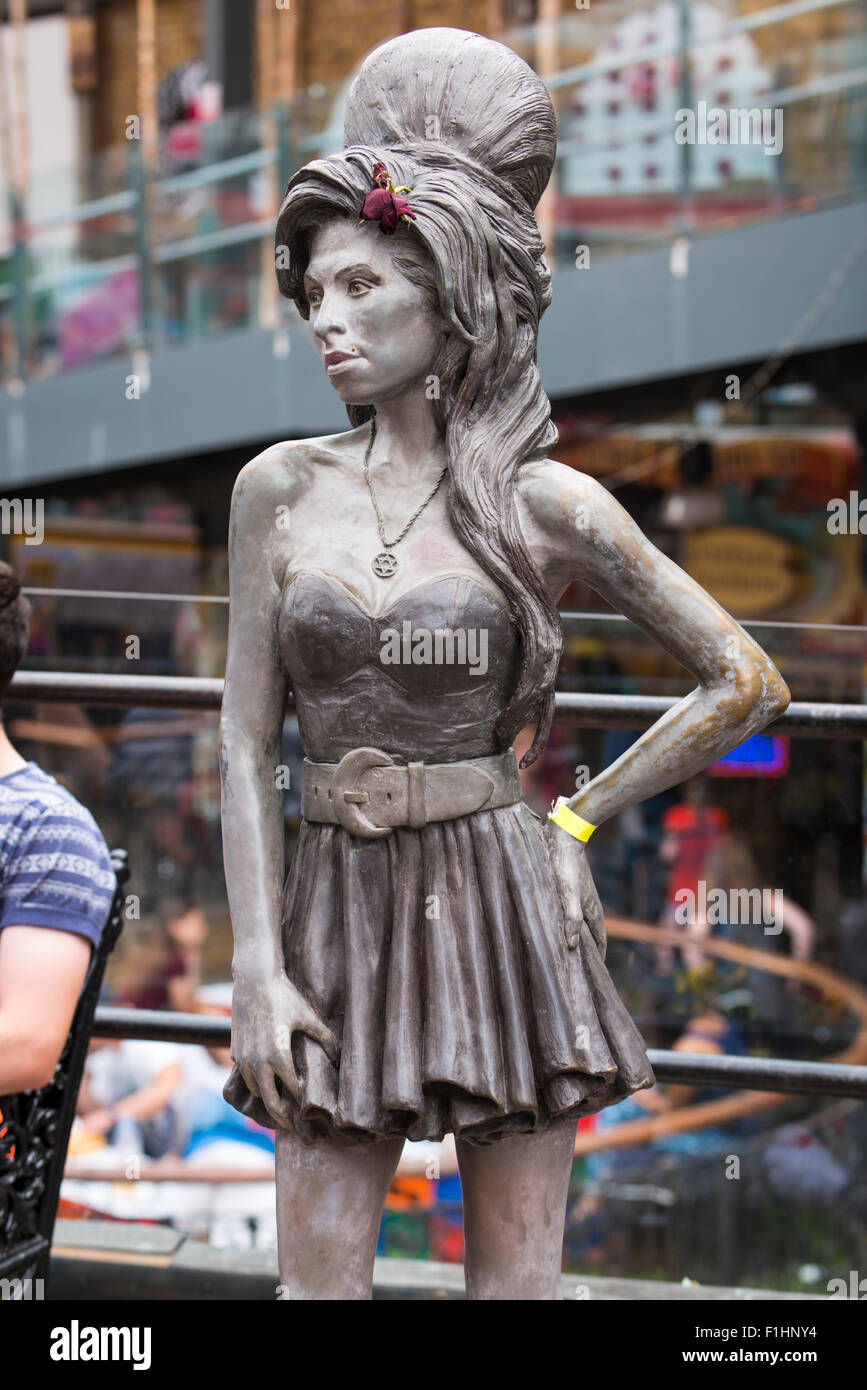 , Londres Camden Town , statue en bronze sculpture memorial Grammy ... , Londres Camden Town , statue en bronze sculpture memorial Grammy ...