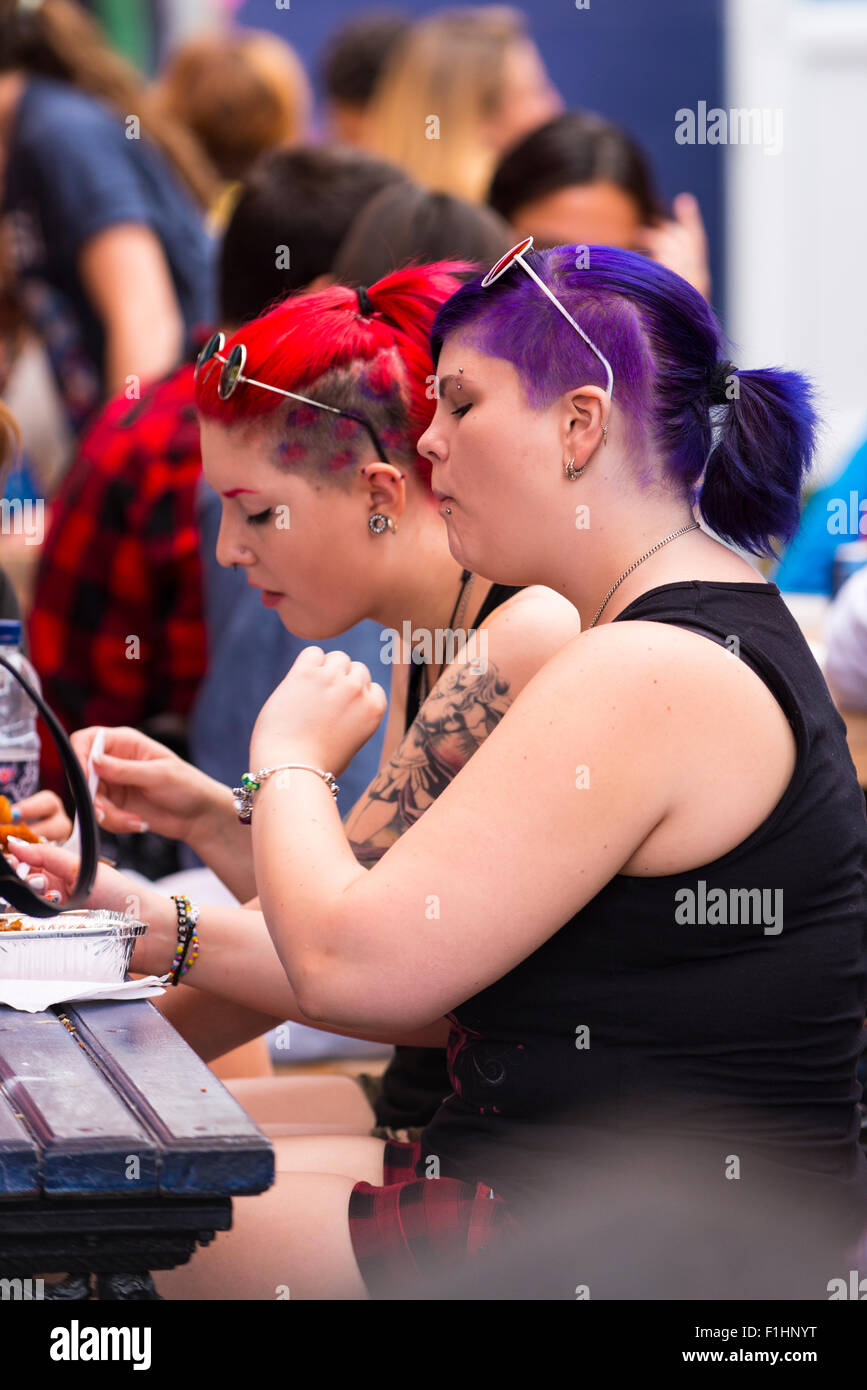 Londres Camden Town funky goth gothic punk jeunes filles en noir rouge ...