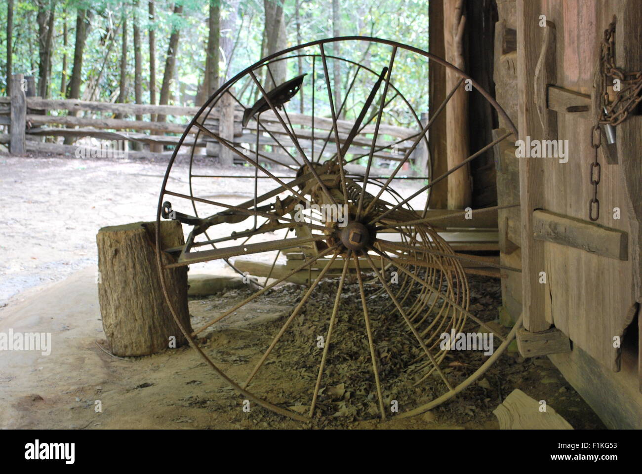 A l'extérieur une ancienne charrue ancienne grange en bois, avec un ...