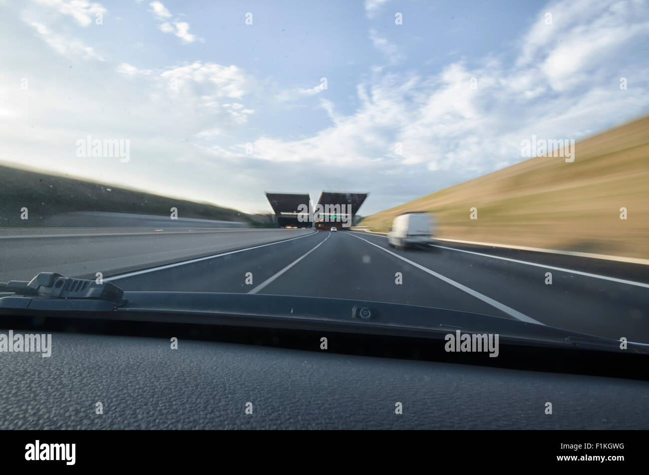 Car entering tunnel Banque de photographies et d’images à haute résolution - Alamy