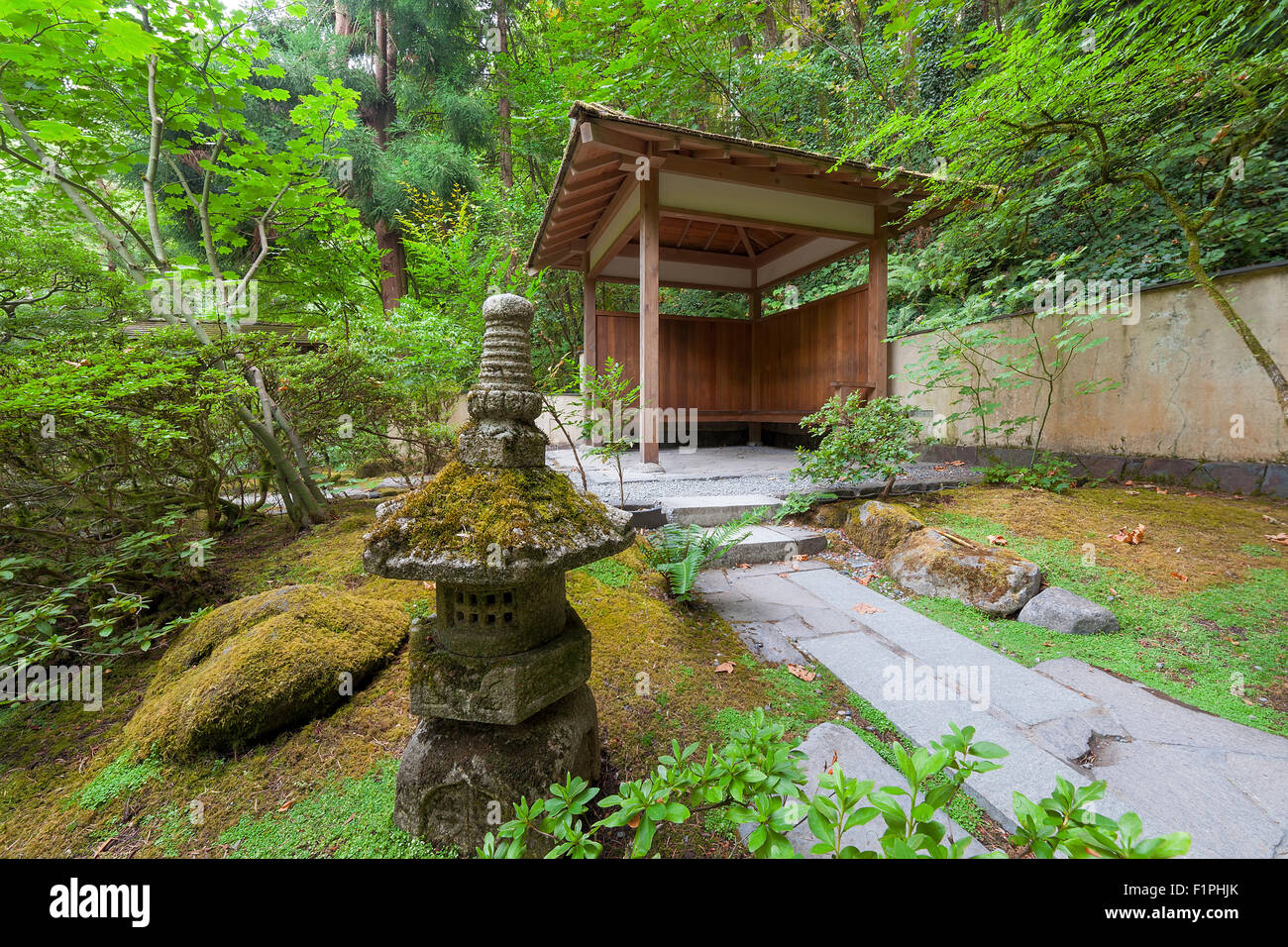 Ancienne lanterne de pierre par le Kiosque Pavilion à jardin japonais ...